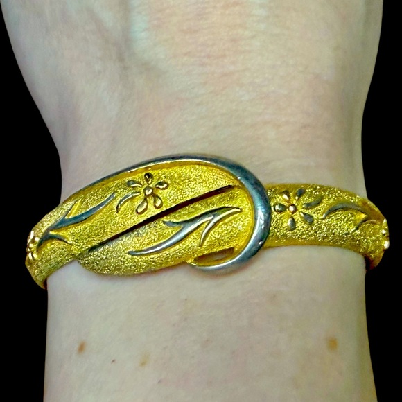 Trifari | Jewelry | Vintage Trifari Bracelet Hinged Bangle Gold Tone ...